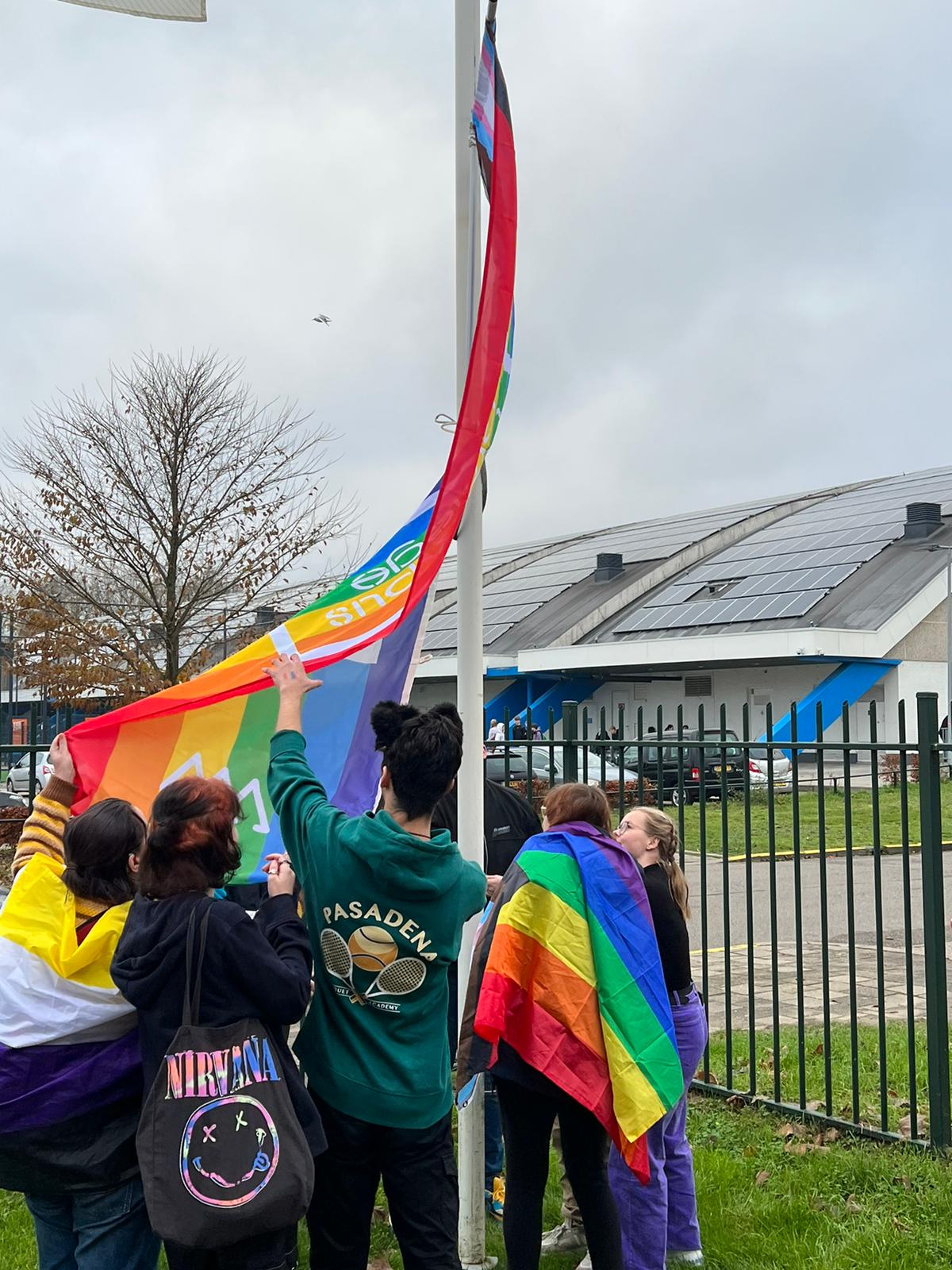 hijsen van de vlag - Olympus College